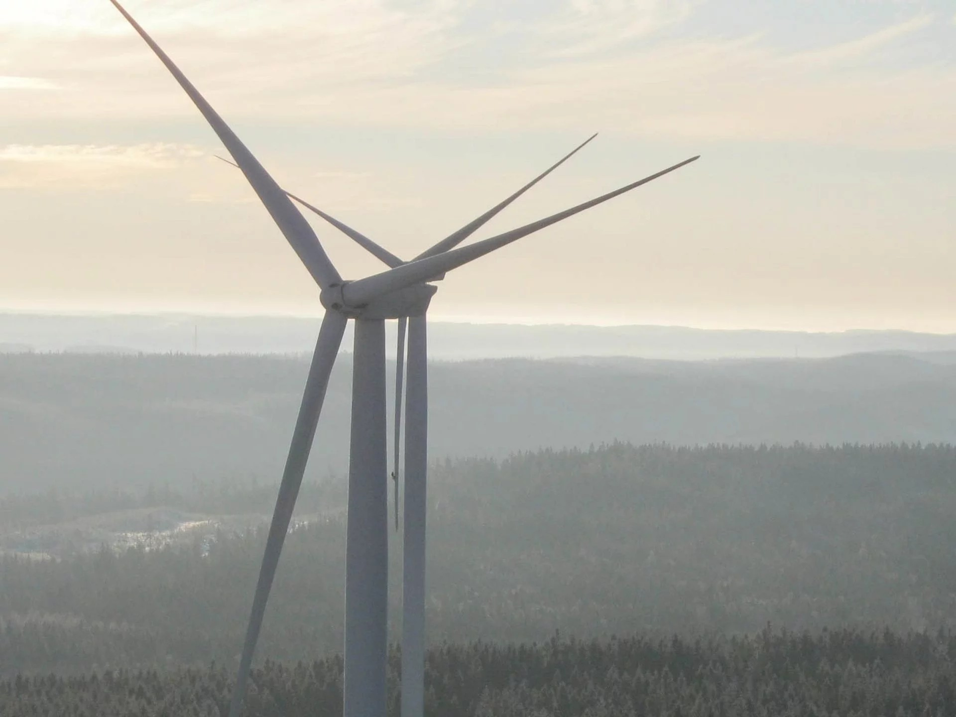 Active dampers: Combating Vibrations with Vibrations